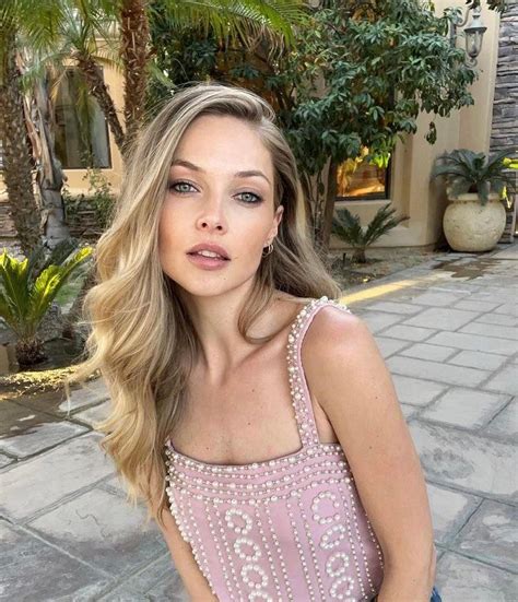 Ashley Smouter Scrolller