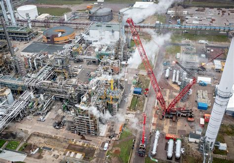 Reactor Replacement Over A Long Distance Injection Moulding World