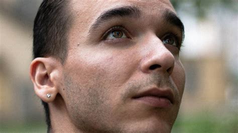 6 Clues Youre Falling For Someone Who Cant Emotionally Show Up For You According To