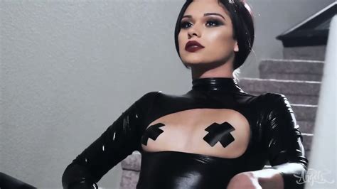 Shemale Losing Focus Of Burglary Finding A Toy Eporner