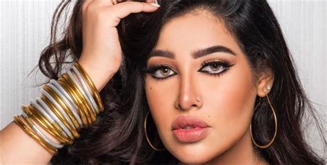 روزانا اليامي تظهرُ بدون مكياج وتحسمُ أمر أصولها بهذه الطّريقة فوشيا