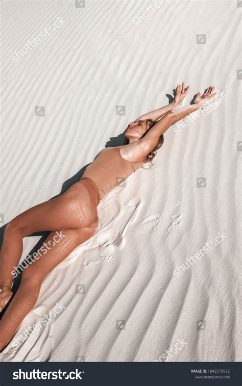 923 Naked Woman Desert 图片、库存照片和矢量图 Shutterstock
