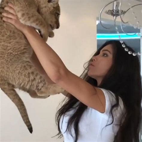 女子将狮子当宠物养，回家抱起狮子举高高，狮子直接撒主人一泡尿