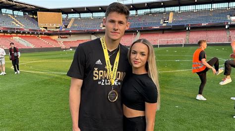 Sparťanský Klenot Martin Vitík Doma Hýčká žhavou Atletku Ester Spolu
