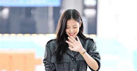 사진 블랙핑크 제니수줍게 미소