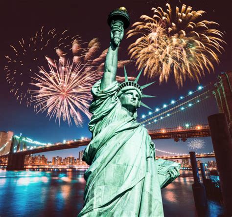 640 Statue Of Liberty Fireworks Fotografías De Stock Fotos E Imágenes