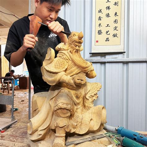 每一尊神像，皆承載著信仰的力量與歷史的光輝。神尊錦雕，融合傳統雕刻技藝與現代審美，精選上等材質，細膩刻畫神尊容貌，動靜之間盡顯莊嚴與慈悲