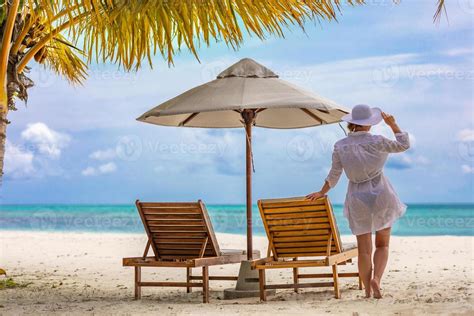Mujer Joven De Verano De Pie Hacia Atrás Y Mirando La Playa Con Vestido