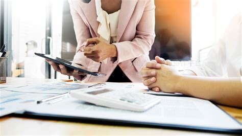 笔记本高清图片 团队合作过程年轻的业务管理人员与新的启动项目一起工作在木桌上的笔记本电脑，键入键盘，发短信，分析图计划 人像图片免费下载格式4805像素编号37244171 千图网