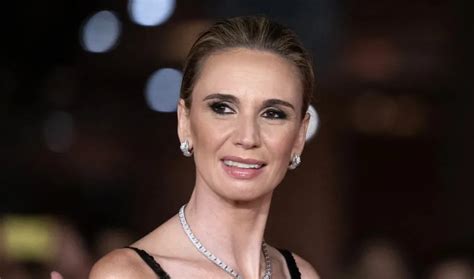 إيمانويلا فانيلي تقدم حفلي الافتتاح والختام لمهرجان فينيسيا السينمائي