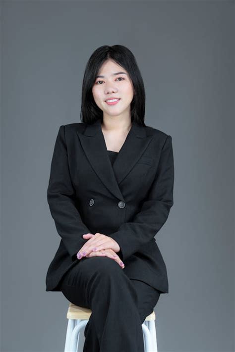 실내 Whirt 셔츠 검은 머리 검은 색 양복 검은색 격식 있는 결정된 경력 고상한 곱슬머리 기업 노트북 매끄러운 맥북 머리 법 변호사