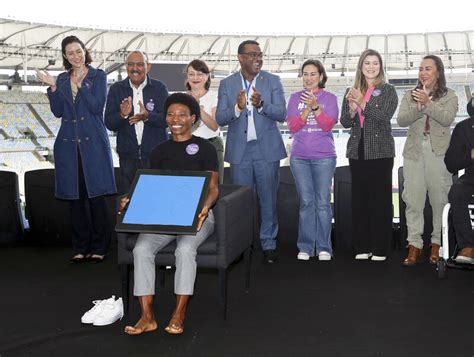 Pés Da Ex Jogadora Pretinha é Eternizado Na Calçada Da Fama Do Maracanã