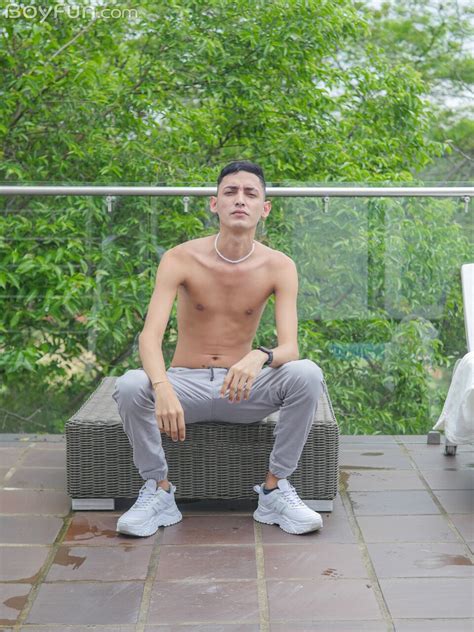 Send Young Man Eithan Dawson Poses Topless Before Jerking Off In The