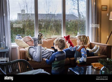 Grossvater Oder Alter Vater Spielt Mit Kindern Oostkapelle 22 01 2024 Oostkapelle Niederlande