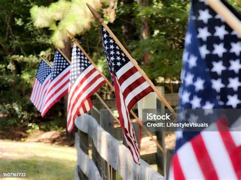 Bendera Amerika Bendera Kecil Di Pagar Kayu Yang Dipakai Cuaca Foto Stok Unduh Gambar Sekarang