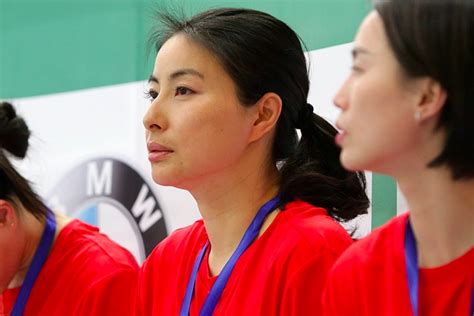 郭晶晶复出当裁判，久未露面消瘦不少，顺便陪老公开会