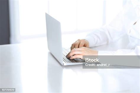노트북 컴퓨터에 입력 하는 비즈니스 여자 손의 클로즈업 사무실에서 일 하는 비서 개념에 대한 스톡 사진 및 기타 이미지 개념