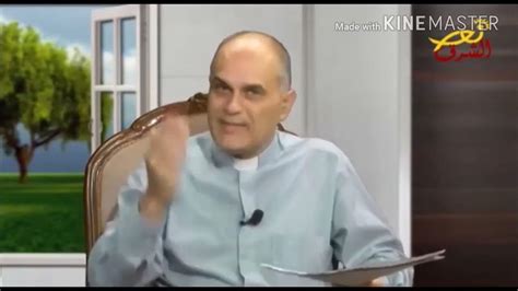 بابا روما يقبّل يد كاهن Youtube