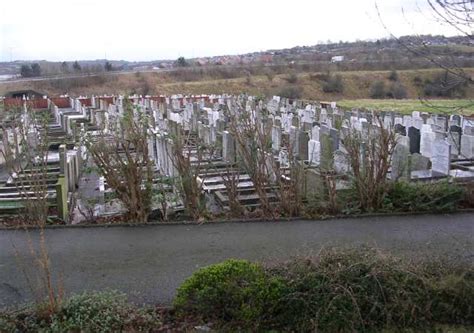 Jewish Cemetery Gelderd Road © Betty Longbottom Geograph Britain