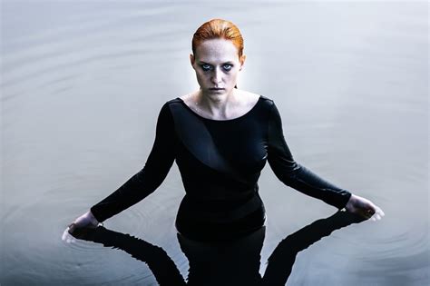 배경 화면 여자들 빨간 머리 모델 파란 눈 반사 물방울 드레스 주근깨 젖은 머리카락 젖은 몸 젖은 옷 의류 인간 위치 2000x1333