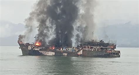 ကော့သောင်းမြို့ ရေလယ်တွင် ကုန်တင်သင်္ဘောတစ်စီး မီးလောင်မှုဖြစ်ပွား