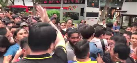 Crowds Gather Around The World To Buy The Iphone X Videos Philip Elmer‑dewitt