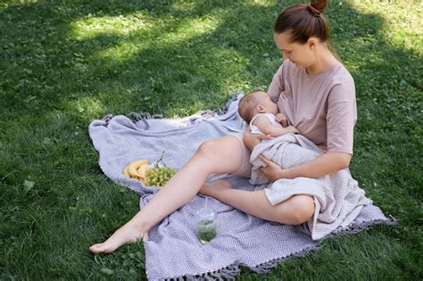 23000 Natural Breastfeeding Pictures