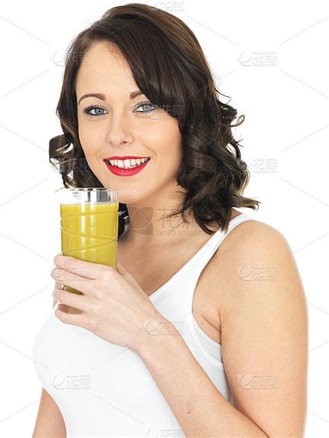 迷人的年轻女子喝超级冰沙猕猴桃酸橙麦草素材 花瓣网
