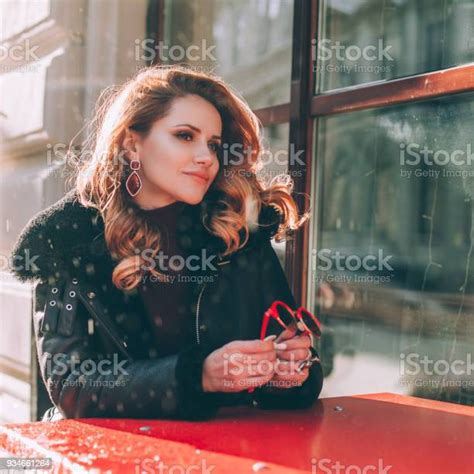 겨울 재킷에 귀여운 여자의 야외 초상화입니다 거리의 카페에서 아름 다운 여자 스트리트 패션 가죽에 대한 스톡 사진 및 기타 이미지 Istock