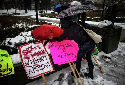 World News Gallery Outbreak Of Nude Protests Criminal Mastermind Dies