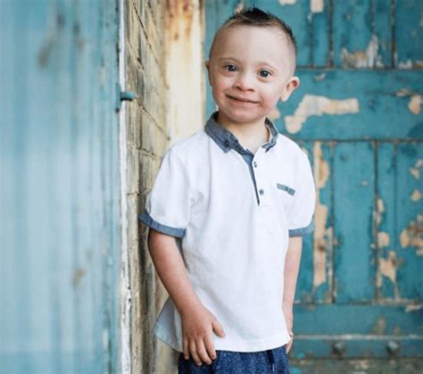 Il Ragazzo Con La Sindrome Di Down è Diventato Un Modello E Ha Imparato