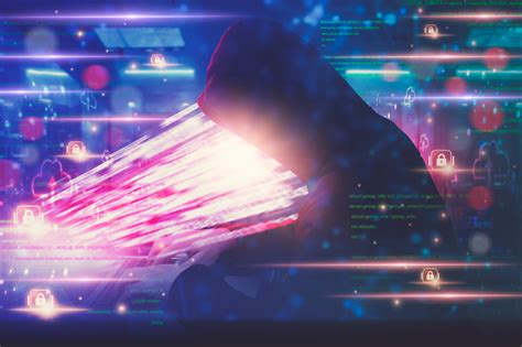 까마귀 공격 노트북 컴퓨터 위험한 데이터 서버 및 감염 시스템 바이너리 코드 디지털 해킹 및 맬웨어 방지 웹 사이트 공격 개념 디지털 데이터 도둑 사이버 보안 개념의 해커