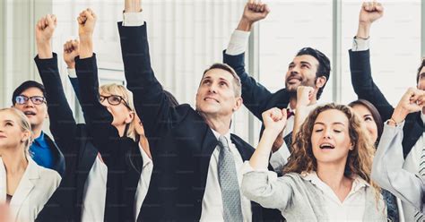 성공적인 사업가들은 함께 서서 노동자 공동체의 강한 관계를 보여줍니다 현대 사무실에서 강력한 그룹 팀워크를 표현하는 사업가와