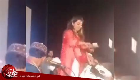 مرڪ جان پاران سيف جتوئي تي پيسا گهورڻ واري وڊيو وائرل Awami Awaz