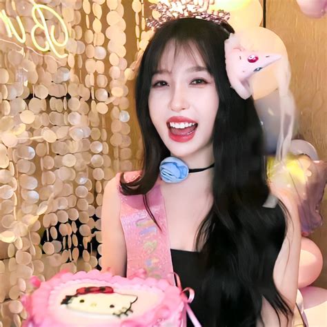 虞书欣生日聚会氛围欢快 戴搞怪眼镜精致可爱 搜狐大视野 搜狐新闻