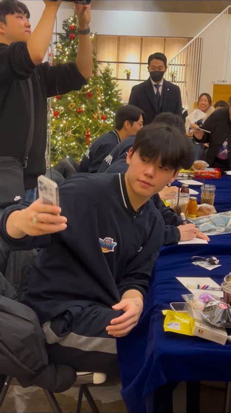 부산kcc이지스 김동현 ɴᴏ5🏀 아가들 보면서 귀여워하는 동현이를 보고 귀여워하는 나🥹 📸 Ax