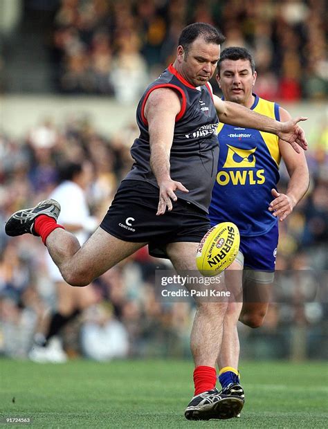 Earl Spalding Kicks The Ball During The Chris Mainwaring Charity Afl
