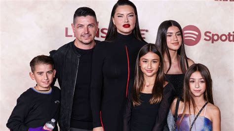 Con Un Espectacular Anillo De Compromiso Adriana Lima Confirma Que Se Casó