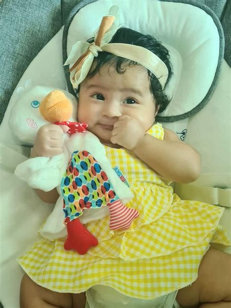 ဆံပင်ကောက်ကောက်လေးတွေနဲ့ အရုပ်မလေးလိုချစ်စရာကောင်းပြီး အသက် ၃လတိတိပ