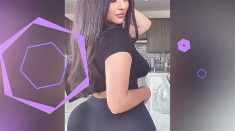 Andrea Abeli Curvy Model And Plus Size Star Wiki Biography Body Positivity L Bio And Facts