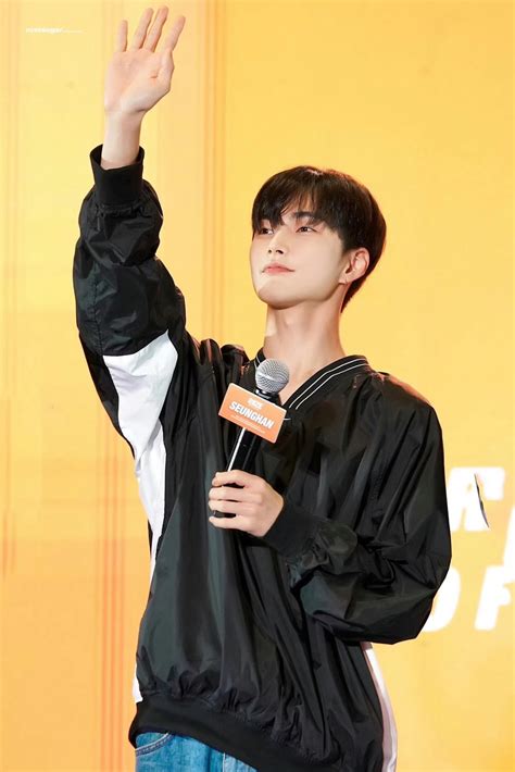 Riize Community Post Seunghan I Miss U So Much ️ Riize Is 7 🧡 Forever Seven Riize 라이즈 영원히 7