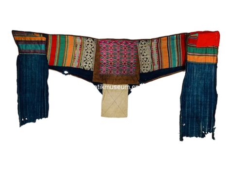 贵州省安顺市镇宁布依族菱形旋涡几何纹蜡染抽象几何纹彩色织锦彩色染手织布长背扇 帛巴瑞蜡染博物馆