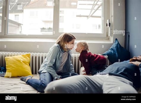 Familie entspannt zu Hause auf dem Sofa Mutter küssen Baby Sohn