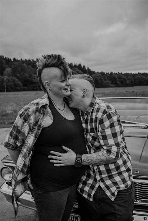 Gravidfotografering Med Raggarbil Och Ormbunkar Rebecka Thorell Photography