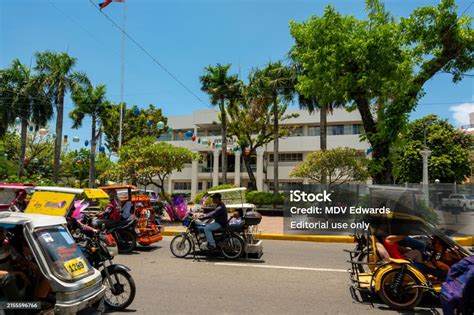 Roxas City Capiz Tricycles Pass By The Roxas City Hall Building Stock