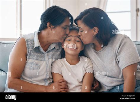Trois générations de baisers une jeune femme et sa mère embrassant sa fille Photo Stock Alamy