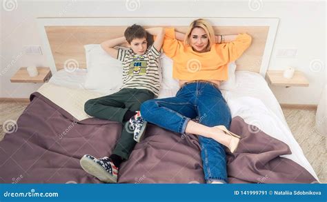 Madre Con Il Figlio Sul Divertiresi Del Letto Della Madre E Del Figlio