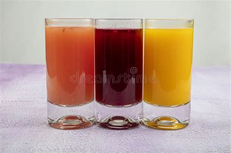 Vidro Com Cocktail De Citrinos Refrescante Sobre Fundo De Madeira