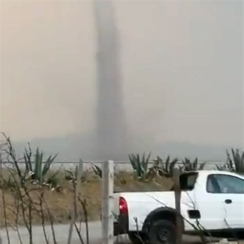 Video Así Se Vio El Doble Tornado Que Sorprendió A Un Poblado En