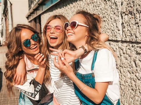 Retrato De Tres Jóvenes Hermosas Chicas Hipster Sonrientes En Ropa De